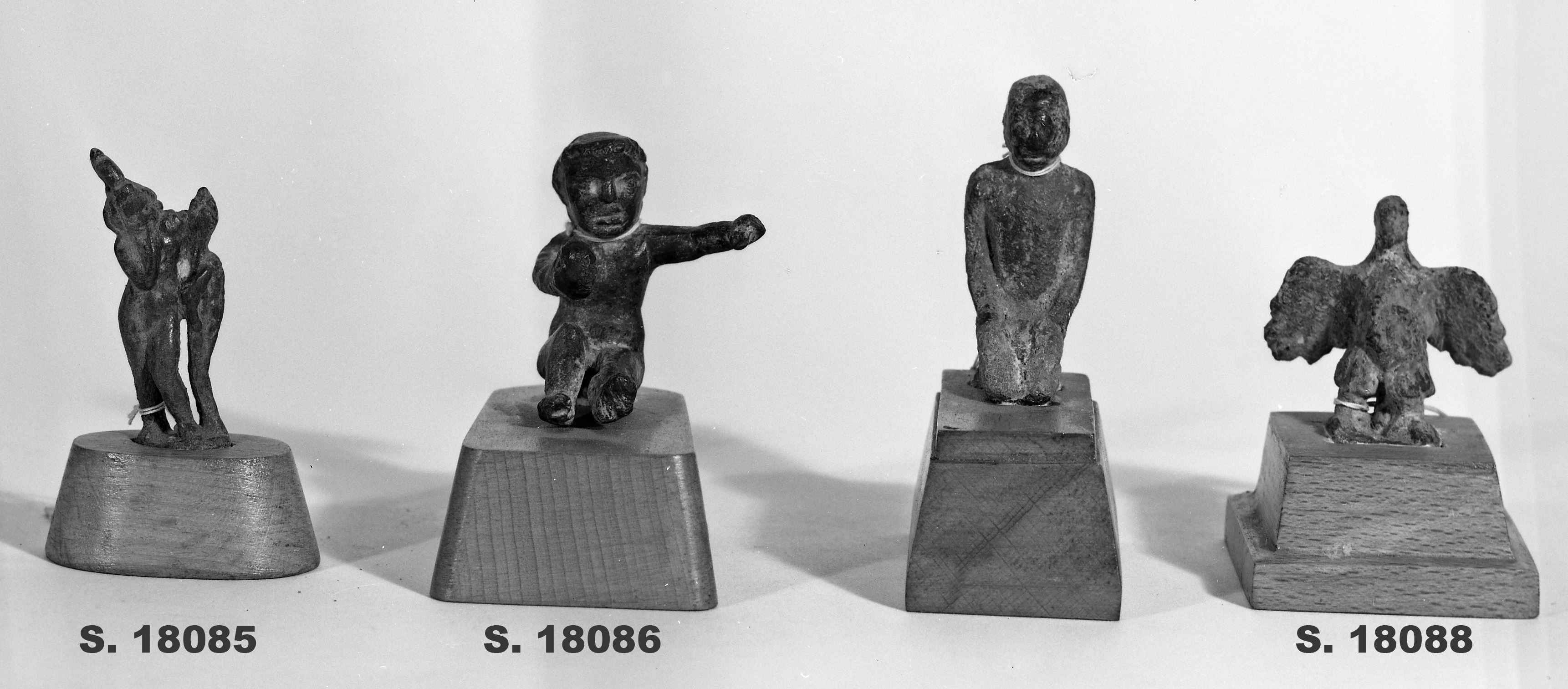 Collezione Online Statuetta Di Bambino Con Frutto
